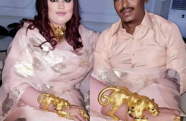 شاهد بالصورة.. مطربة سودانية شهيرة ترتدي (غويشة) ذهب تجاوز سعرها ثلاثة ...